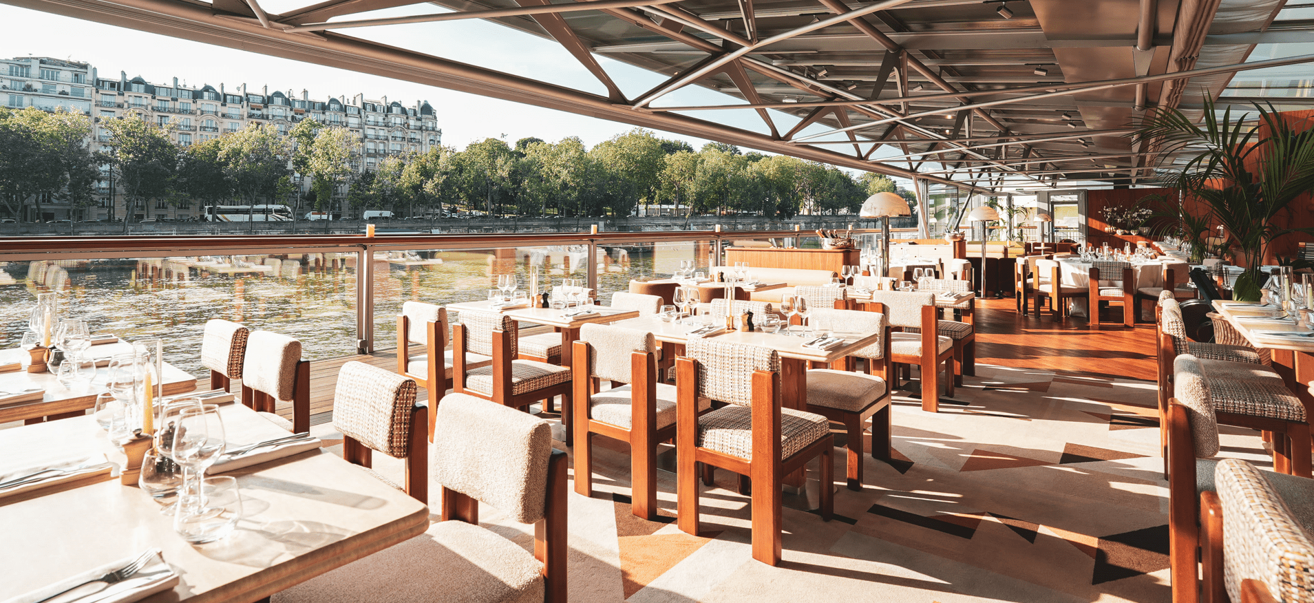 Bar à Cocktails Au Pied De La Tour Eiffel, Quai De Seine Paris